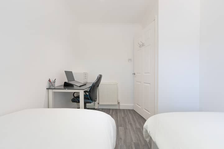 2-bed I Sleeps 4 I 2 Parking - Livingston
