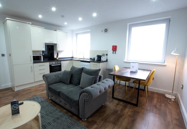 Contemporary City Centre 1 Bed Apartment - Swindon