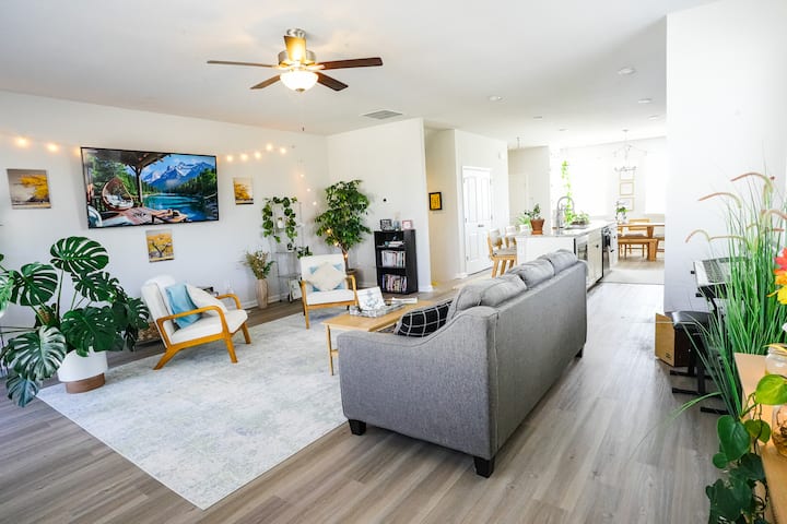 Luxury Oasis | Top Floor Pond View - Chesapeake, VA