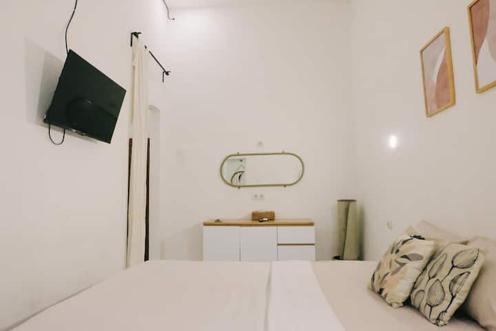 A Family Room With Warm Ambience - Bogor