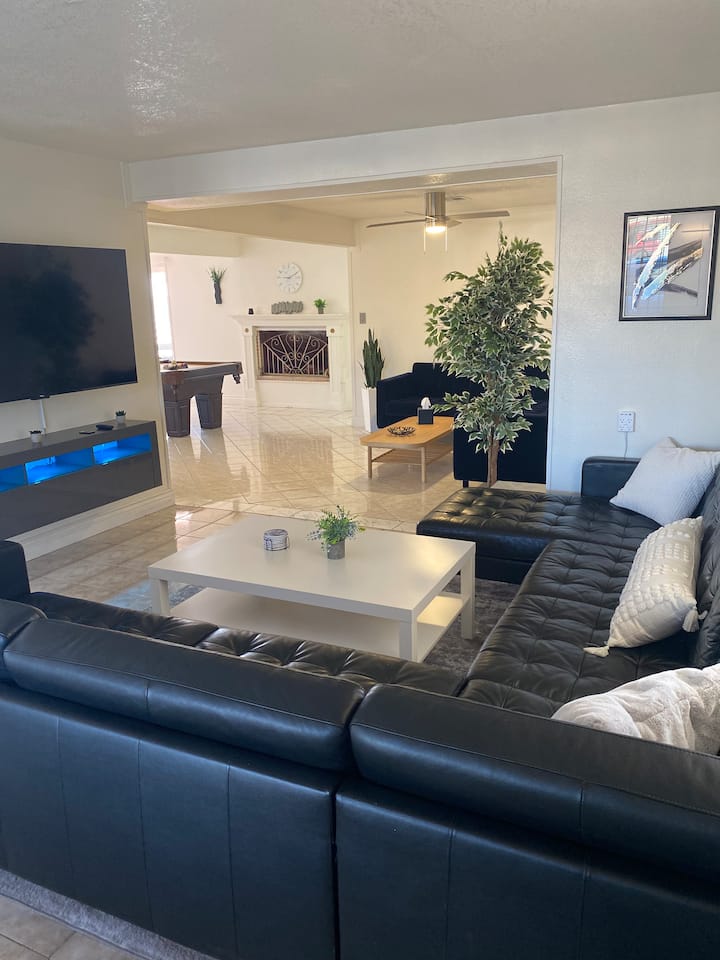 Vegas Oasis: Modern Getaway 5 Mins From Strip - Henderson, NV