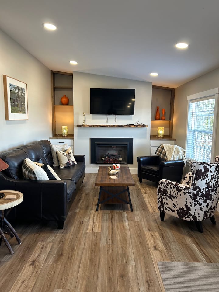 Newly Renovated Lakeside Cottage - Burlington, VT