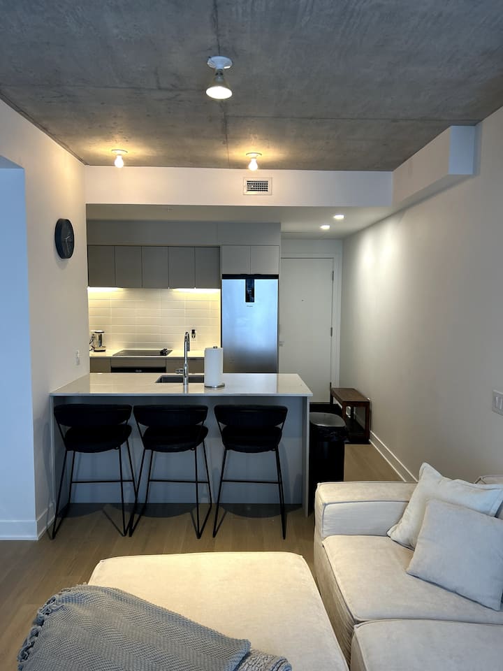 Modern Escape—heart Of The City - Montreal