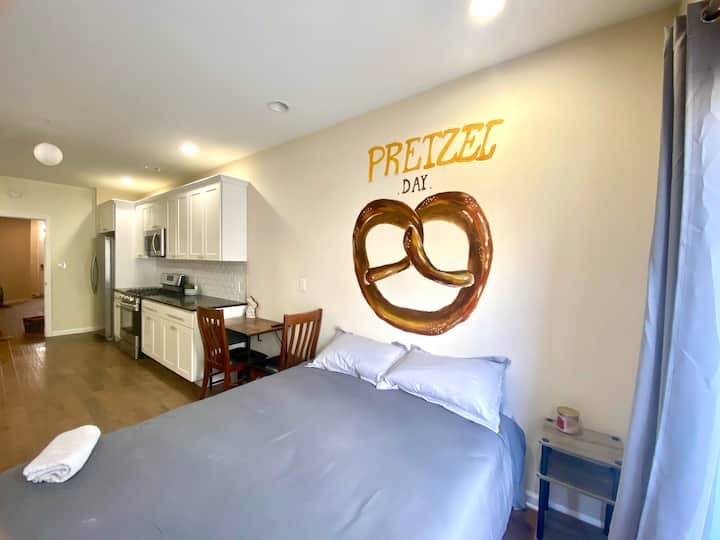 The Twisted Knot: Bright Room In South Philly - Philadelphia, PA