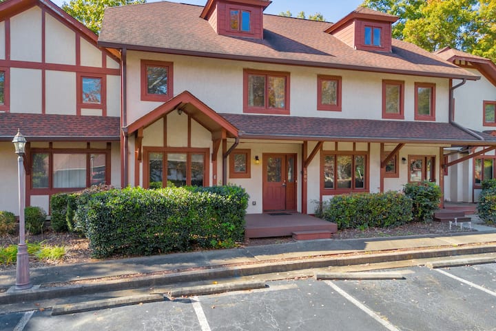 Downtown Helen 3 Story Townhome - Helen, GA