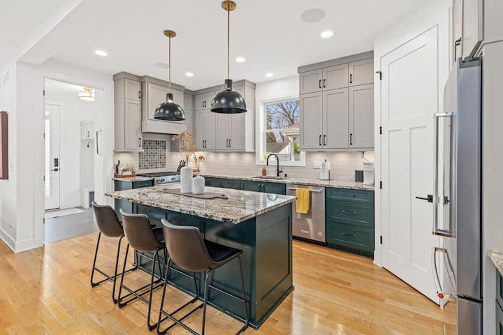 Modern & Stylish 4br|4ba Getaway In Sw Minneapolis - Edina, MN