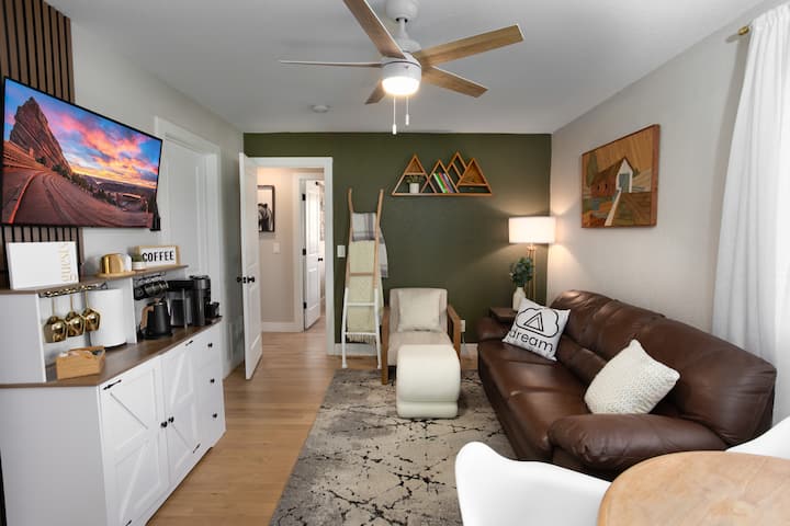 2bd/2ba New Guest House! Near Downtown & Red Rocks - Golden, CO