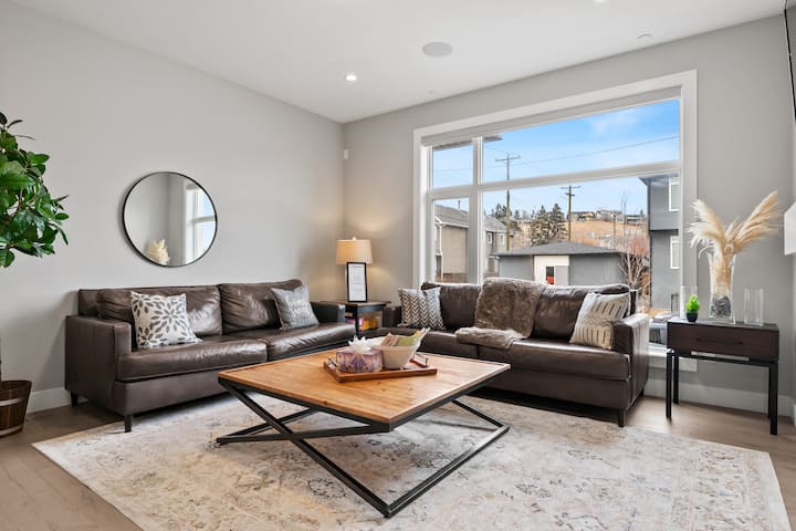 New 2000ft² Home W/ac,king Bed| 5min Dt |Patio Bbq - Calgary