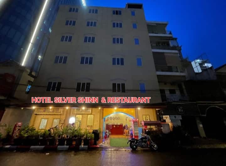 In The Center Of Phnom Penh - 프놈펜
