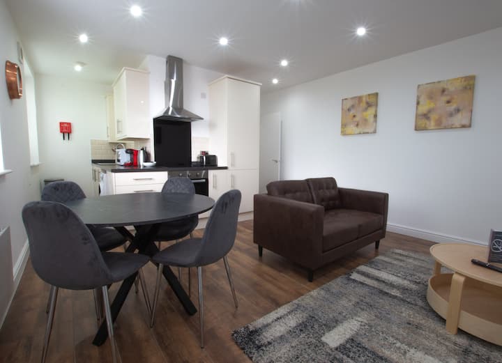 Spacious 2 Bed Apartment - City Centre - 스윈던