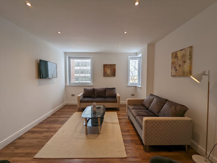 Spacious Executive 2 Bed Apartment - City Centre - Swindon