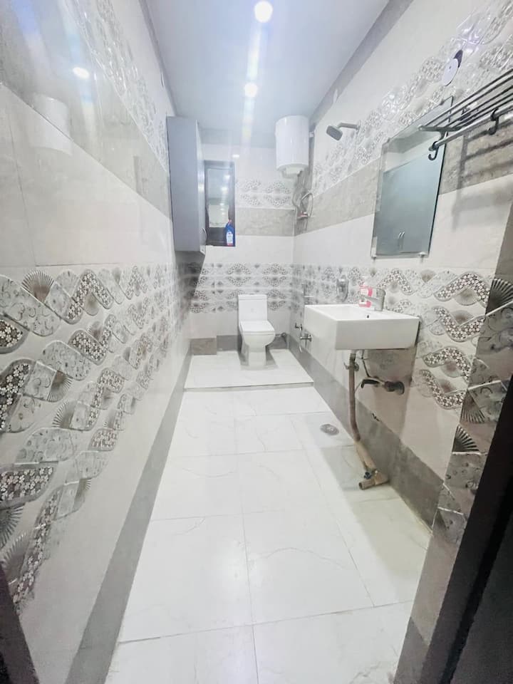 Market Side: Family Like Home - Nova Delhi