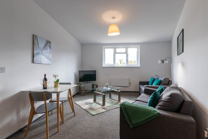 2 Bed, Parking, Netflix, A1 Road - Elton Hall and Gardens