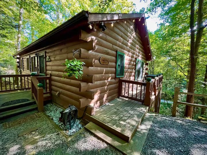 Tranquil Log Cabin W/ Hot Tub, Sleeps 4 - Ellijay