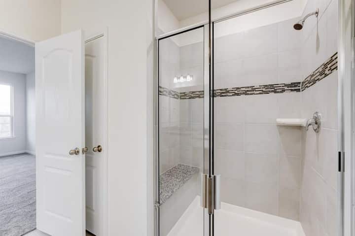 Spacious King Size Bedroom. Space For Two Guests - Richmond, TX