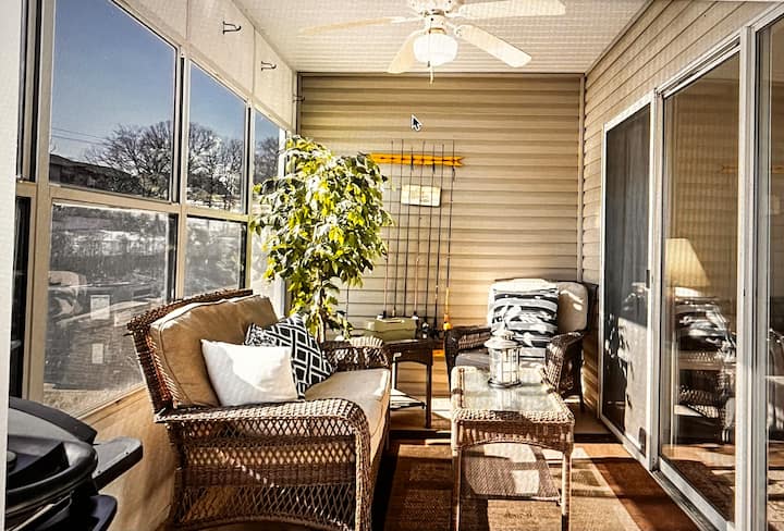 Step-free Branson Retreat 2br/2ba • Prime Location - Branson, MO