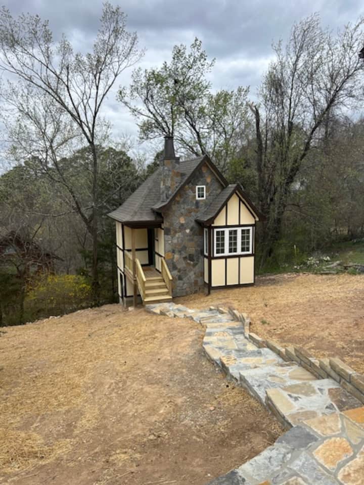 Woodland Retreat At Tudor Suites - Eureka Springs, AR