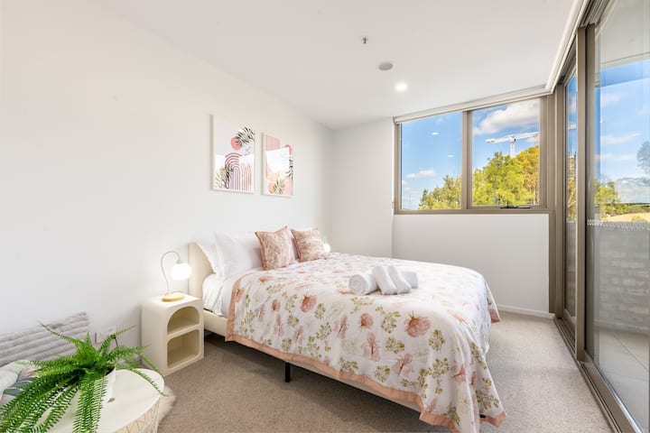 @Woden Retreat Near Hospital | Pool, Gym & Parking - Canberra
