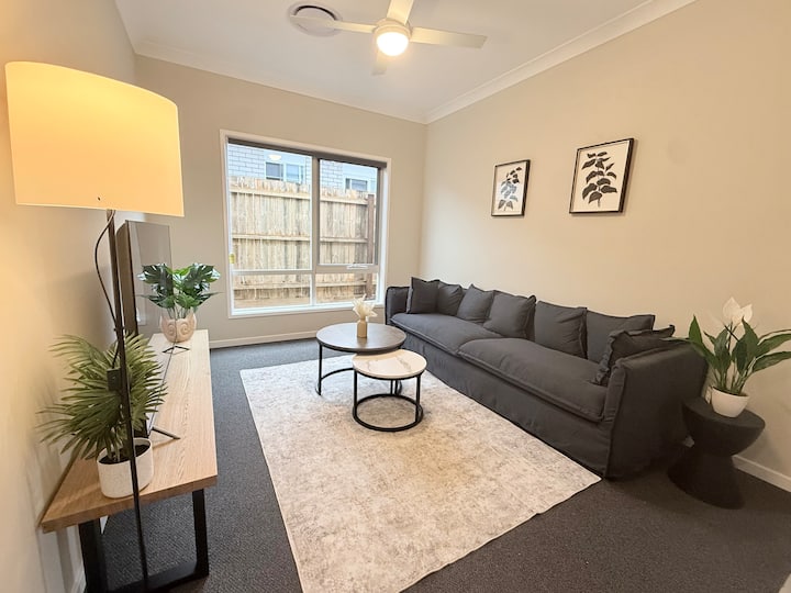 Silky Oak Stay - Brand New House In Griffin - Redcliffe