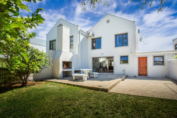 Library House In Secure Estate - Oudtshoorn