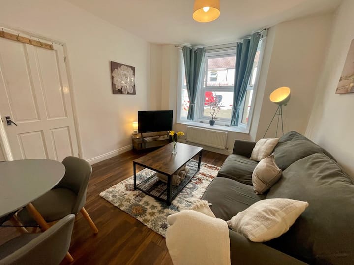 Broad House Central Location Long Stay Sleeps 10 - Somerford Keynes