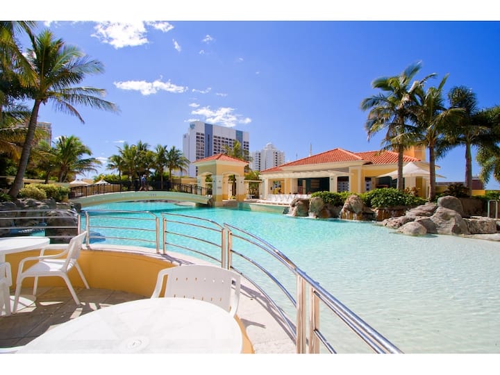 Resort Living - Room & Bathroom - Surfers Paradise