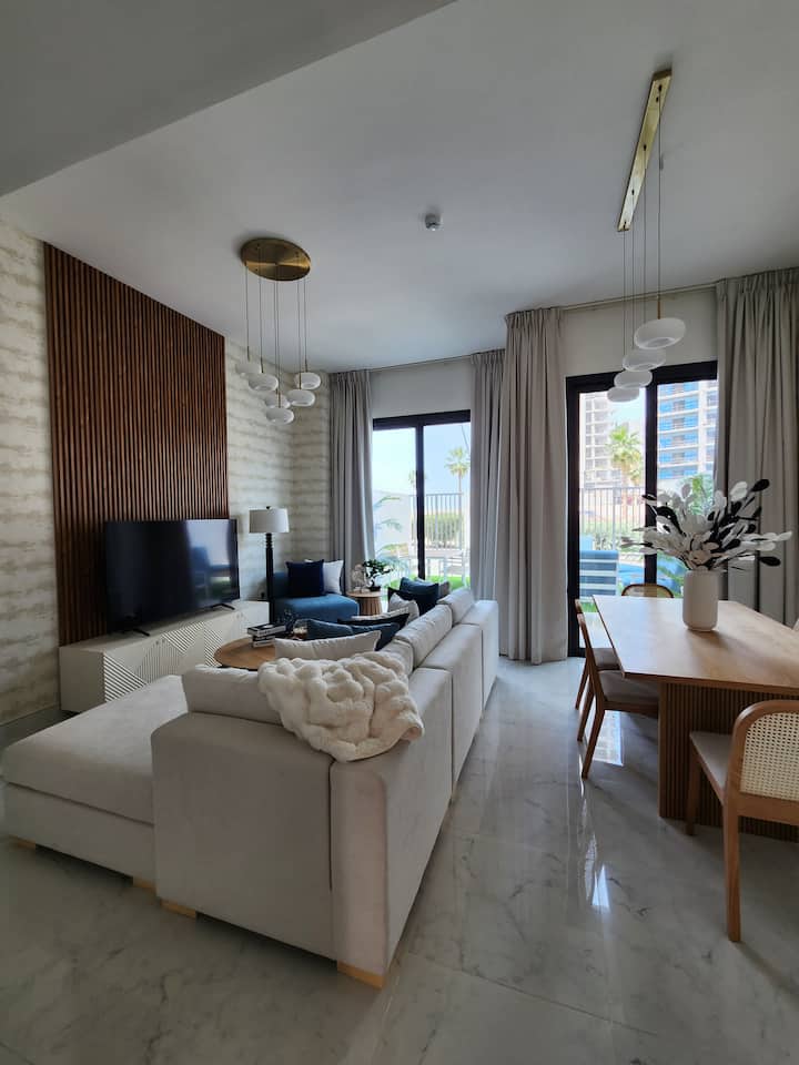 Lakeside Retreat | Stylish & Cozy Villa Stay - Emiratos Árabes Unidos