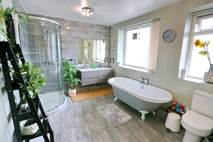 Stylish 1-bed With King Bed Office Space & Bathtub - Salford