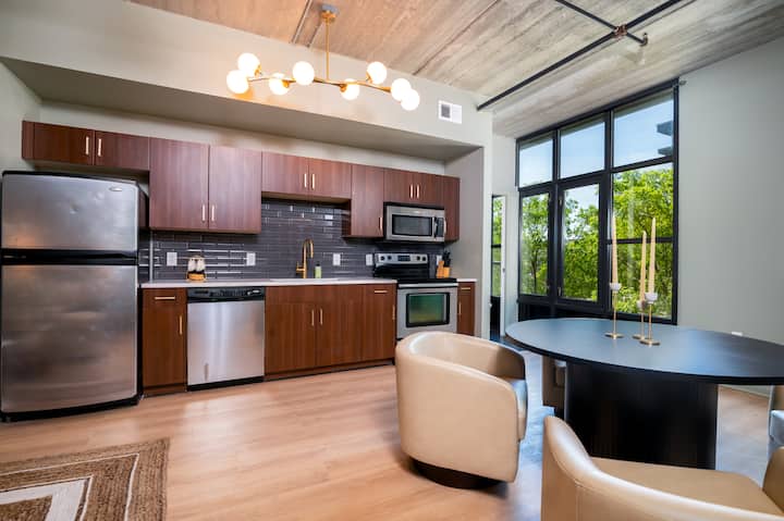 Prime Downtown Stay | Walk To Chs Top Hotspots - Charleston, SC