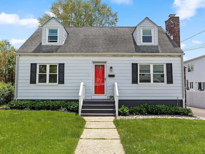 Cape Cod House On Quiet Street - Fairfield, CT