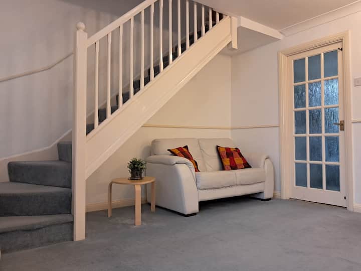 Heathrow T4 - 2 Bed House, Parking For 2 Cars - Hounslow