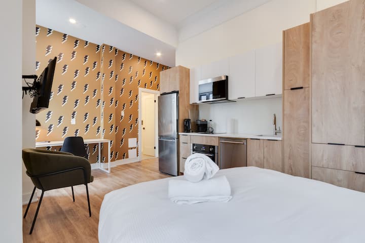 Chic Montreal Haven | Self-check-in - Montreal
