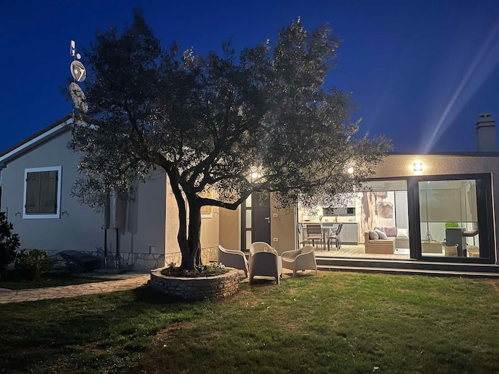 Modern Cottage With Garden For 5 - Pula
