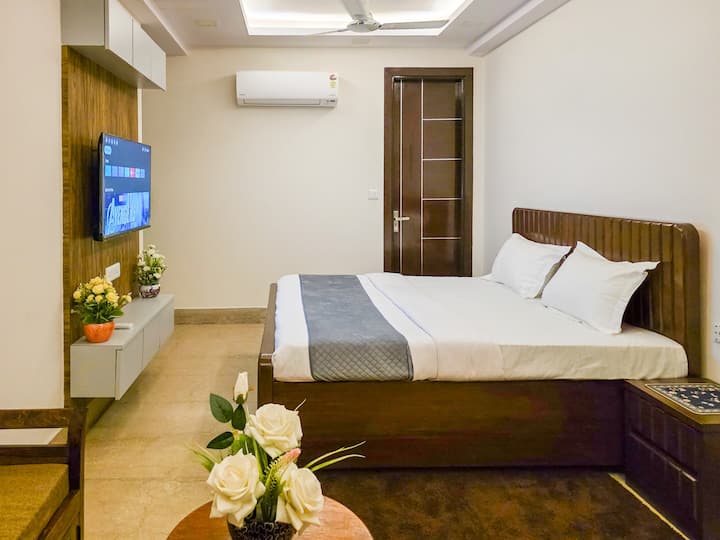 Couple Friendly Suite | Privacy & Prime Location - Delhi