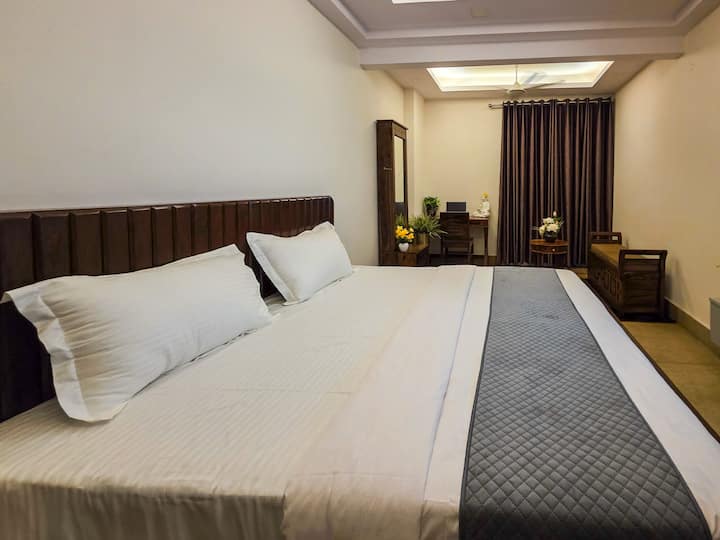 Couple Friendly Suite | Karol Bagh -