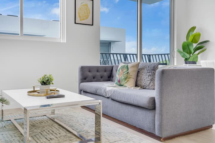 Beach Bliss: Modern 2 Bed Oasis Mins From Shore - Apollo Beach, FL
