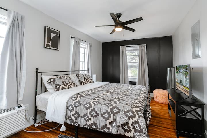 Vintage Charm Haven Apartment - Mobile, AL