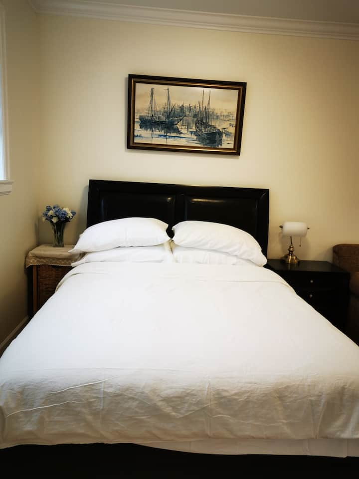 Room On The Shores - Sechelt
