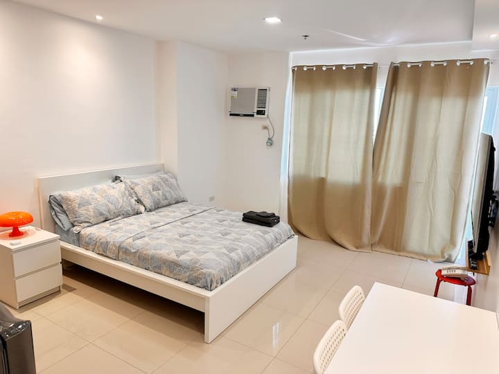 Sitari - Modern Condo W/ Balcony - Bacolod