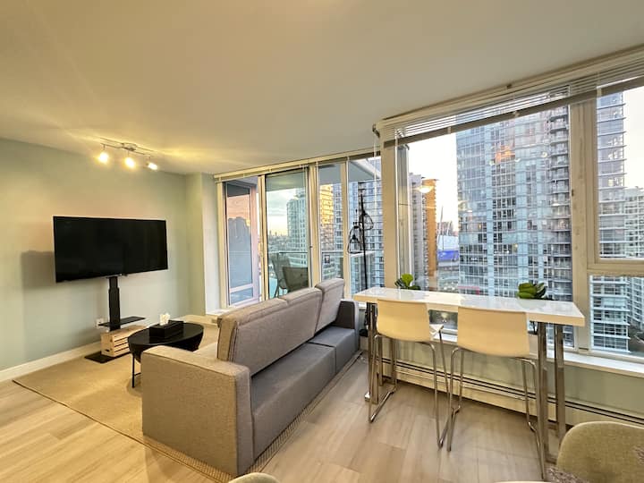 Ocean Views: Free Parking & Pool - Burnaby