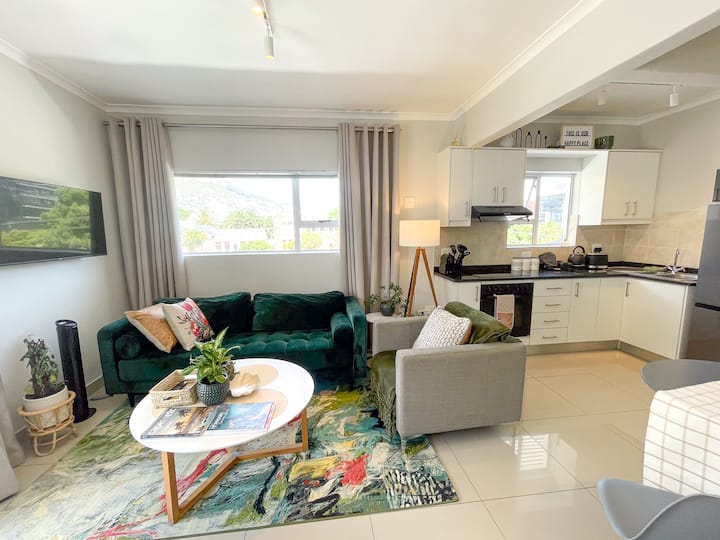 Trendy Apartment, Huge Balcony, Unspoiled Views - Camps Bay