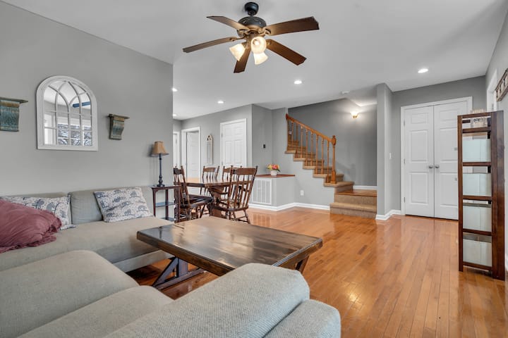 Charming Townhouse, Sleeps 10! - Lake Morris, KY