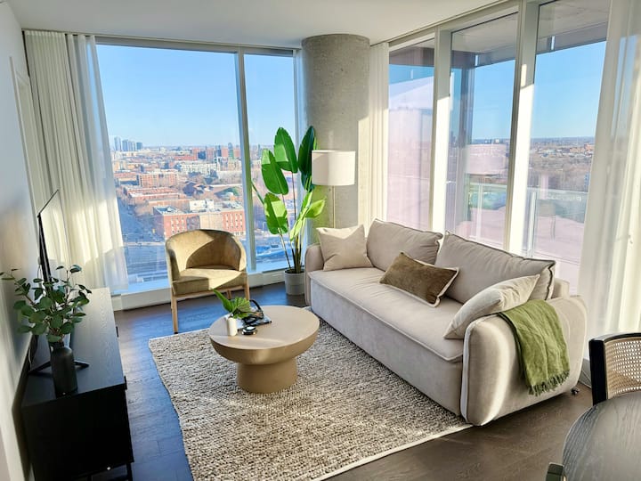 Chic Downtown Escape | Pool, Gym & Balcony - Montréal, QC