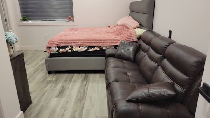 Room With Attached Full Bathroom, Closet - Leamington