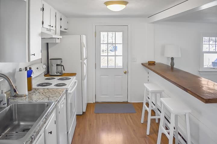 Charming Cape Cod Cottage – 1/3mile Walk To Beach - Dennis, MA