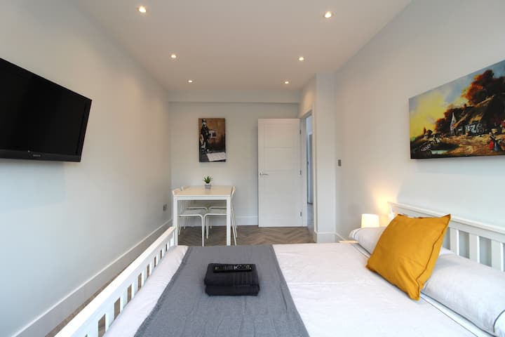 # Sleep 6: 15 Min Tower Bridge Brick Lane - ロンドン