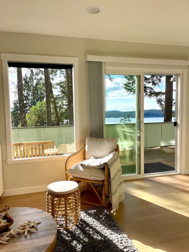 Cozy Water View Cottage - La Conner, WA