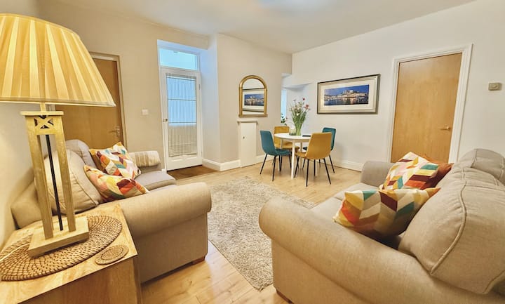 Charming Seaside Mews Apartment - Newton Abbot