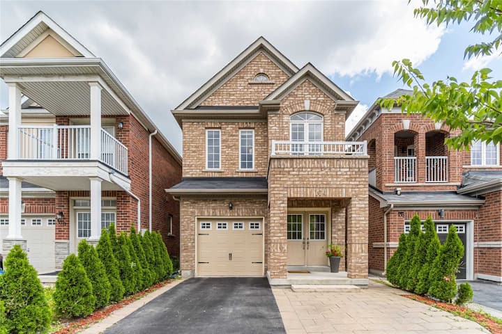 Modern 4 Bedroom 2.5 Bath House - Vaughan