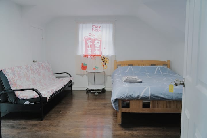 Pleasant Sheppard Motel Style 2nd Floor Room #1 - Toronto, ON